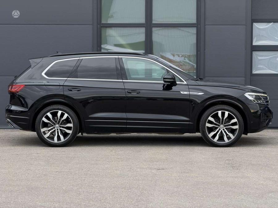 Black Volkswagen Touareg 2019 in Jonava, with an engine capacity of 2.97 L and mileage of 260 thousand km for 31900 €, photo 12 on AUTOMOTO.COM.LV