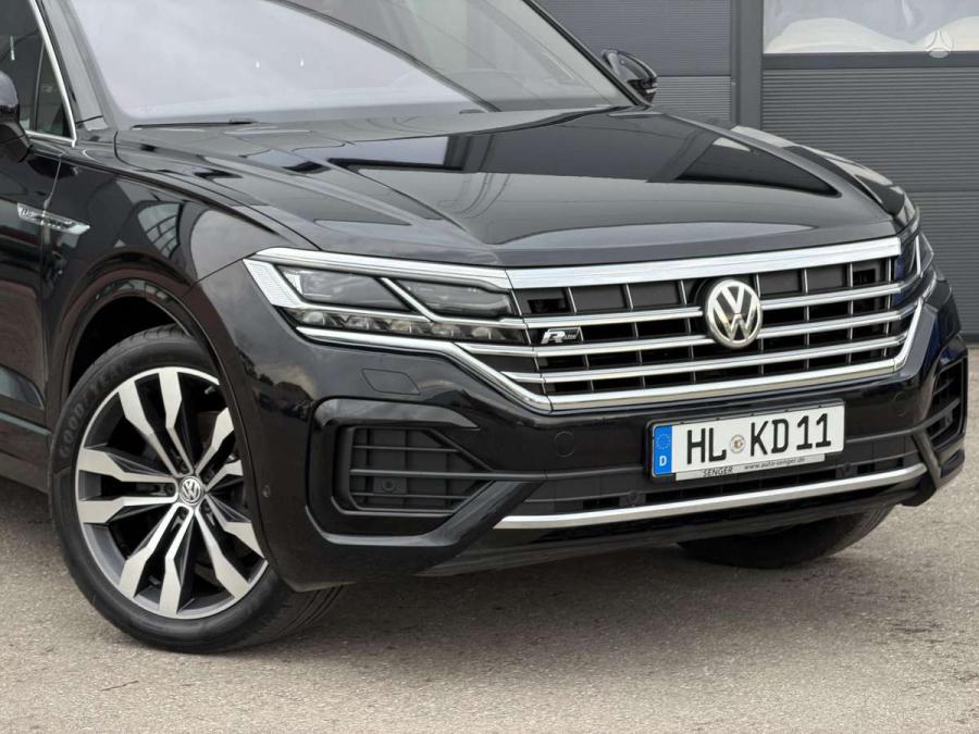 Black Volkswagen Touareg 2019 in Jonava, with an engine capacity of 2.97 L and mileage of 260 thousand km for 31900 €, photo 15 on AUTOMOTO.COM.LV