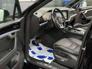 Black Volkswagen Touareg 2019 in Jonava, with an engine capacity of 2.97 L and mileage of 260 thousand km for 31900 €, photo 18 on AUTOMOTO.COM.LV