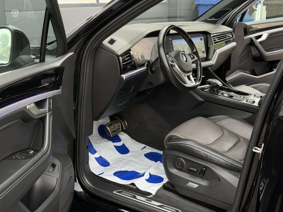 Black Volkswagen Touareg 2019 in Jonava, with an engine capacity of 2.97 L and mileage of 260 thousand km for 31900 €, photo 18 on AUTOMOTO.COM.LV