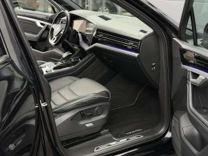 Black Volkswagen Touareg 2019 in Jonava, with an engine capacity of 2.97 L and mileage of 260 thousand km for 31900 €, photo 19 on AUTOMOTO.COM.LV
