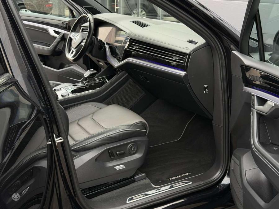 Black Volkswagen Touareg 2019 in Jonava, with an engine capacity of 2.97 L and mileage of 260 thousand km for 31900 €, photo 19 on AUTOMOTO.COM.LV