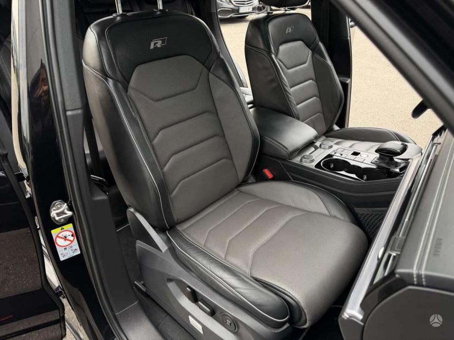 Black Volkswagen Touareg 2019 in Jonava, with an engine capacity of 2.97 L and mileage of 260 thousand km for 31900 €, photo 21 on AUTOMOTO.COM.LV