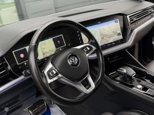 Black Volkswagen Touareg 2019 in Jonava, with an engine capacity of 2.97 L and mileage of 260 thousand km for 31900 €, photo 22 on AUTOMOTO.COM.LV