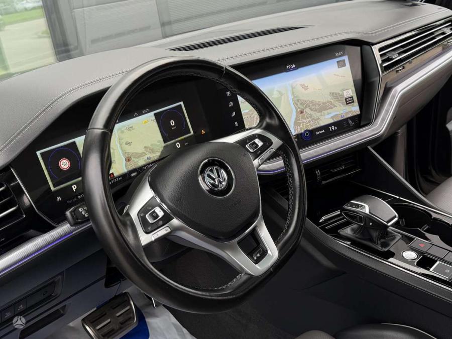 Black Volkswagen Touareg 2019 in Jonava, with an engine capacity of 2.97 L and mileage of 260 thousand km for 31900 €, photo 22 on AUTOMOTO.COM.LV