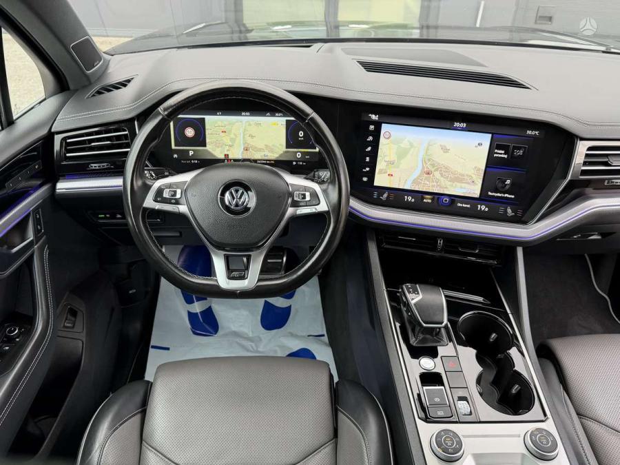 Black Volkswagen Touareg 2019 in Jonava, with an engine capacity of 2.97 L and mileage of 260 thousand km for 31900 €, photo 23 on AUTOMOTO.COM.LV