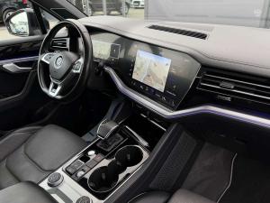 Black Volkswagen Touareg 2019 in Jonava, with an engine capacity of 2.97 L and mileage of 260 thousand km for 31900 €, photo 24 on AUTOMOTO.COM.LV
