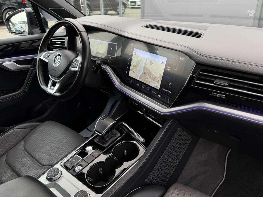 Black Volkswagen Touareg 2019 in Jonava, with an engine capacity of 2.97 L and mileage of 260 thousand km for 31900 €, photo 24 on AUTOMOTO.COM.LV