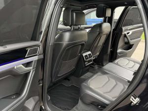Black Volkswagen Touareg 2019 in Jonava, with an engine capacity of 2.97 L and mileage of 260 thousand km for 31900 €, photo 35 on AUTOMOTO.COM.LV