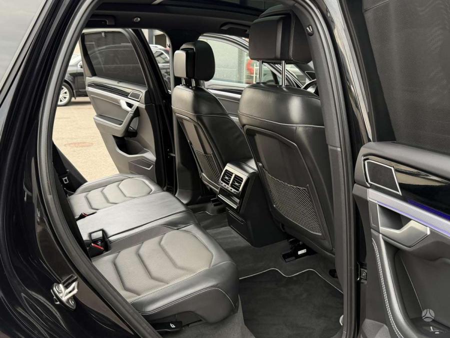 Black Volkswagen Touareg 2019 in Jonava, with an engine capacity of 2.97 L and mileage of 260 thousand km for 31900 €, photo 36 on AUTOMOTO.COM.LV