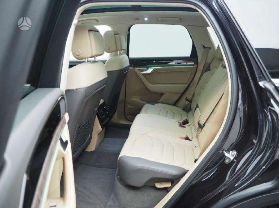 Black Volkswagen Touareg 2019 in Vilnius, with an engine capacity of 2.97 L and mileage of 200 thousand km for 26000 €, photo 7 on AUTOMOTO.COM.LV