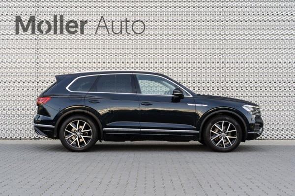 Melns Volkswagen Touareg 2019 Mārupe, ar dzinēja tilpumu 3.00 L un nobraukumu 91 tūkst. km par 40950 €, foto 6 vietnē AUTOMOTO.COM.LV
