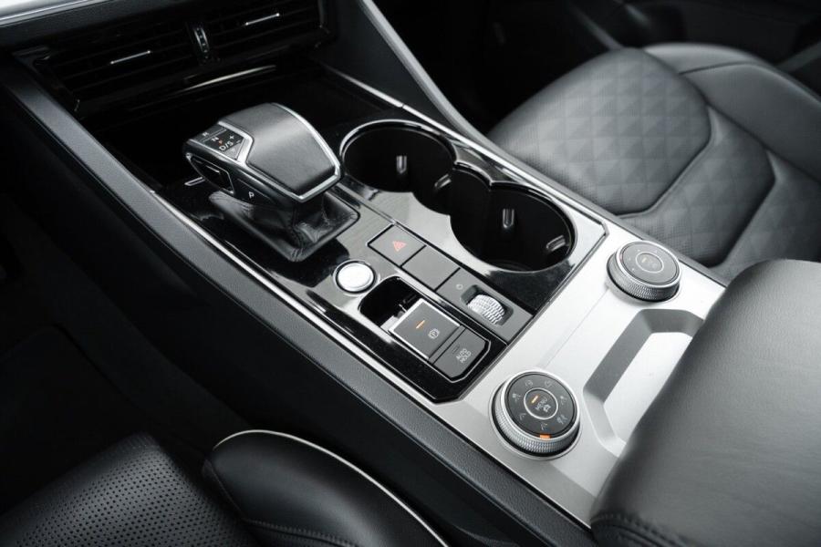 Melns Volkswagen Touareg 2019 Mārupe, ar dzinēja tilpumu 3.00 L un nobraukumu 91 tūkst. km par 40950 €, foto 28 vietnē AUTOMOTO.COM.LV