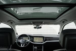 Melns Volkswagen Touareg 2019 Mārupe, ar dzinēja tilpumu 3.00 L un nobraukumu 91 tūkst. km par 40950 €, foto 32 vietnē AUTOMOTO.COM.LV