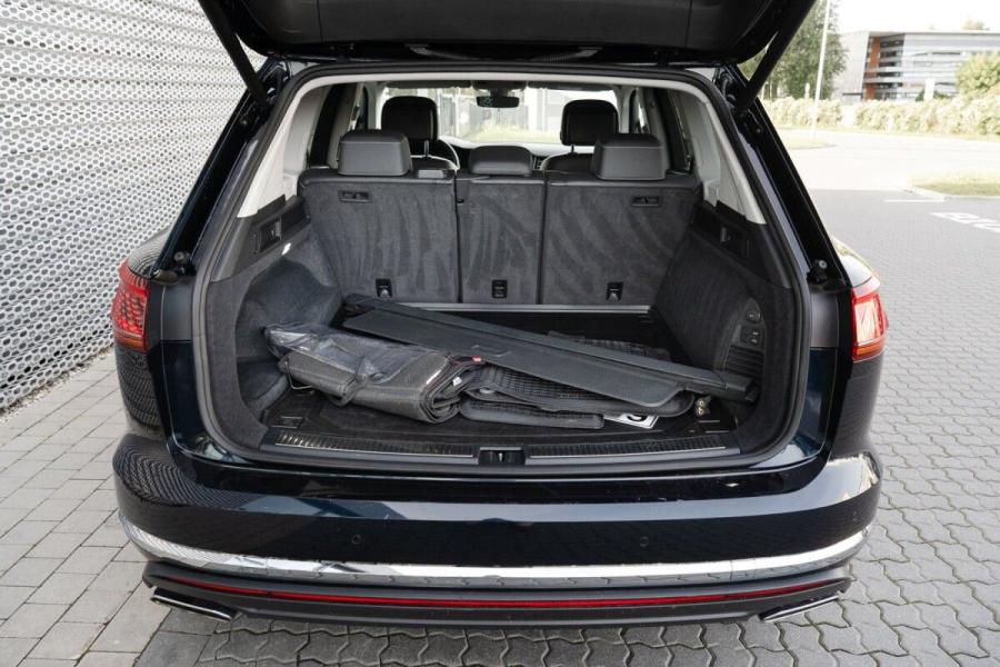Melns Volkswagen Touareg 2019 Mārupe, ar dzinēja tilpumu 3.00 L un nobraukumu 91 tūkst. km par 40950 €, foto 33 vietnē AUTOMOTO.COM.LV