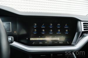 Melns Volkswagen Touareg 2019 Rīga, ar dzinēja tilpumu 3.00 L un nobraukumu 91 tūkst. km par 40950 €, foto 20 vietnē AUTOMOTO.COM.LV