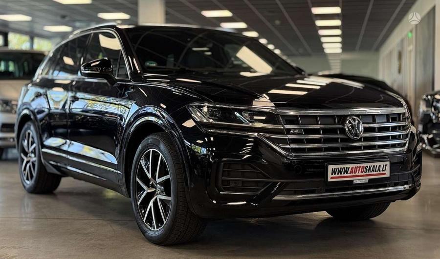 Black Volkswagen Touareg 2019 in Klaipeda, with an engine capacity of 2.97 L and mileage of 269 thousand km for 31950 €, photo 1 on AUTOMOTO.COM.LV
