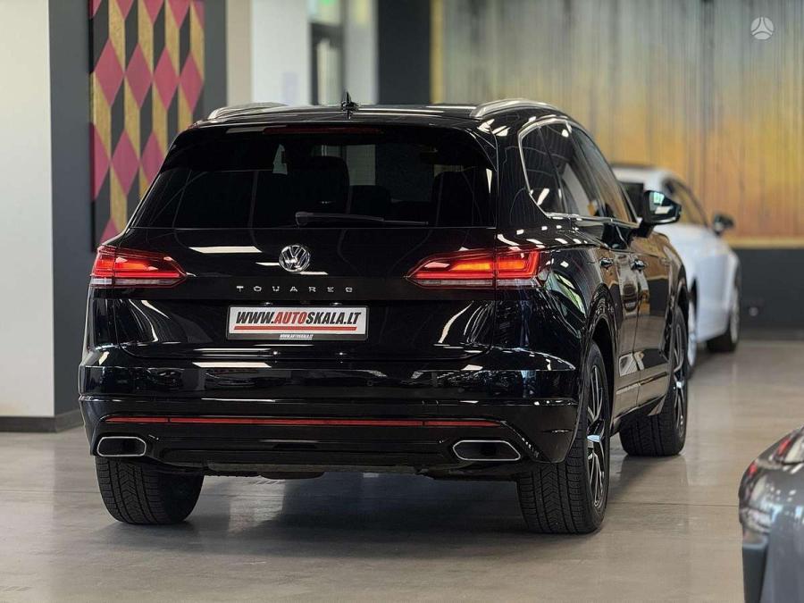 Black Volkswagen Touareg 2019 in Klaipeda, with an engine capacity of 2.97 L and mileage of 269 thousand km for 31950 €, photo 4 on AUTOMOTO.COM.LV