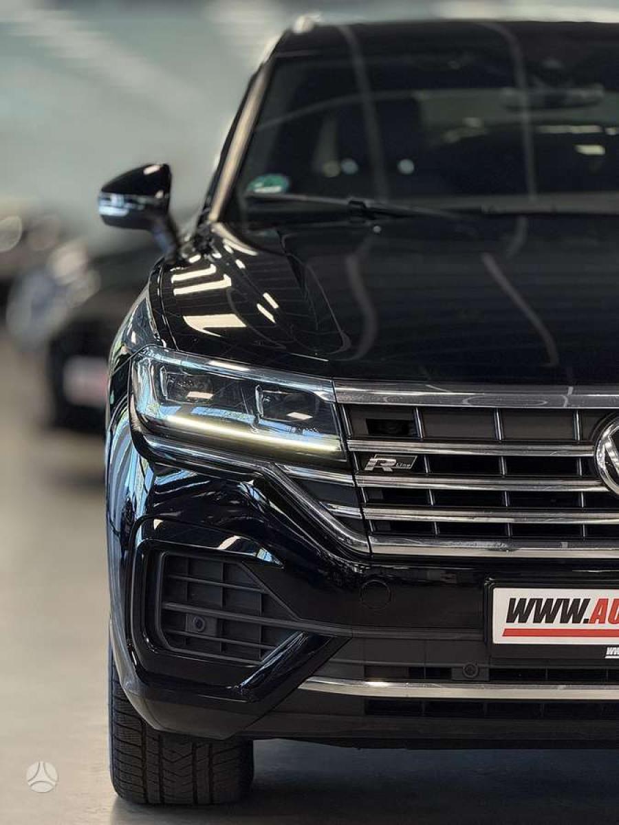 Black Volkswagen Touareg 2019 in Klaipeda, with an engine capacity of 2.97 L and mileage of 269 thousand km for 31950 €, photo 5 on AUTOMOTO.COM.LV