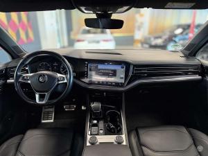Black Volkswagen Touareg 2019 in Klaipeda, with an engine capacity of 2.97 L and mileage of 269 thousand km for 31950 €, photo 6 on AUTOMOTO.COM.LV