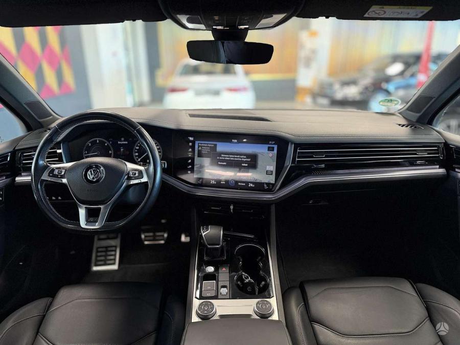 Black Volkswagen Touareg 2019 in Klaipeda, with an engine capacity of 2.97 L and mileage of 269 thousand km for 31950 €, photo 6 on AUTOMOTO.COM.LV