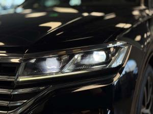 Black Volkswagen Touareg 2019 in Klaipeda, with an engine capacity of 2.97 L and mileage of 269 thousand km for 31950 €, photo 7 on AUTOMOTO.COM.LV