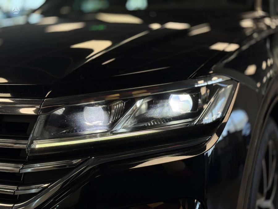 Black Volkswagen Touareg 2019 in Klaipeda, with an engine capacity of 2.97 L and mileage of 269 thousand km for 31950 €, photo 7 on AUTOMOTO.COM.LV