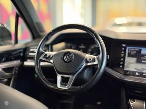 Black Volkswagen Touareg 2019 in Klaipeda, with an engine capacity of 2.97 L and mileage of 269 thousand km for 31950 €, photo 15 on AUTOMOTO.COM.LV
