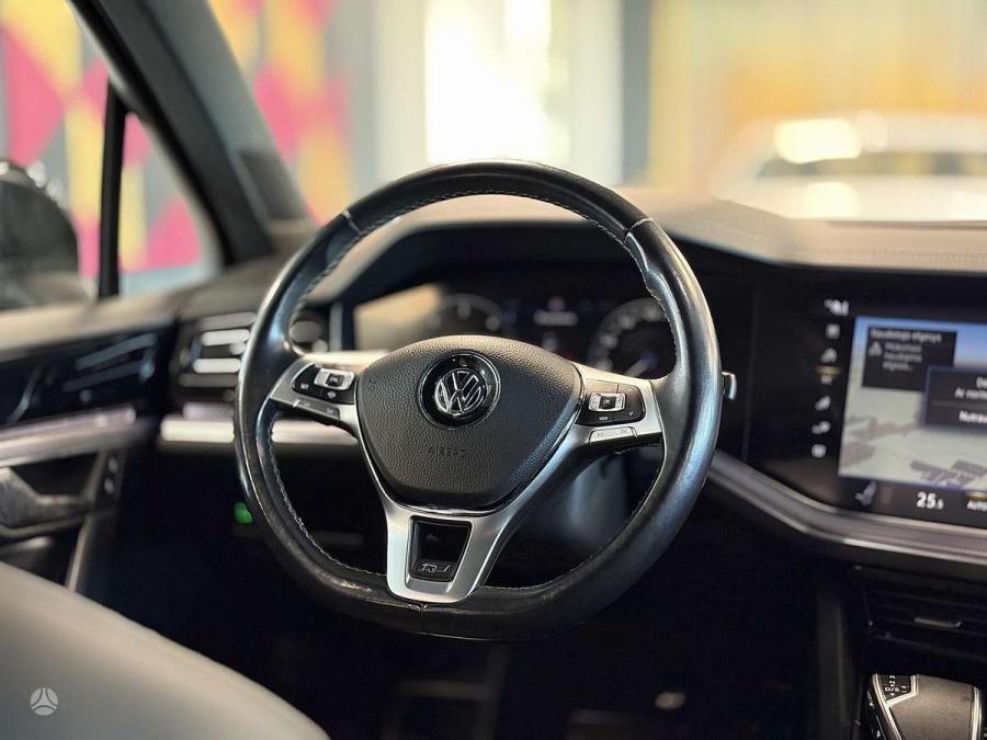 Black Volkswagen Touareg 2019 in Klaipeda, with an engine capacity of 2.97 L and mileage of 269 thousand km for 31950 €, photo 15 on AUTOMOTO.COM.LV