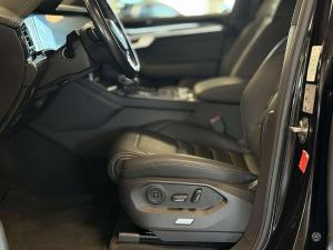 Black Volkswagen Touareg 2019 in Klaipeda, with an engine capacity of 2.97 L and mileage of 269 thousand km for 31950 €, photo 18 on AUTOMOTO.COM.LV