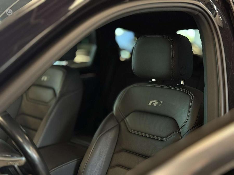 Black Volkswagen Touareg 2019 in Klaipeda, with an engine capacity of 2.97 L and mileage of 269 thousand km for 31950 €, photo 19 on AUTOMOTO.COM.LV