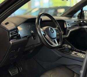Black Volkswagen Touareg 2019 in Klaipeda, with an engine capacity of 2.97 L and mileage of 269 thousand km for 31950 €, photo 21 on AUTOMOTO.COM.LV