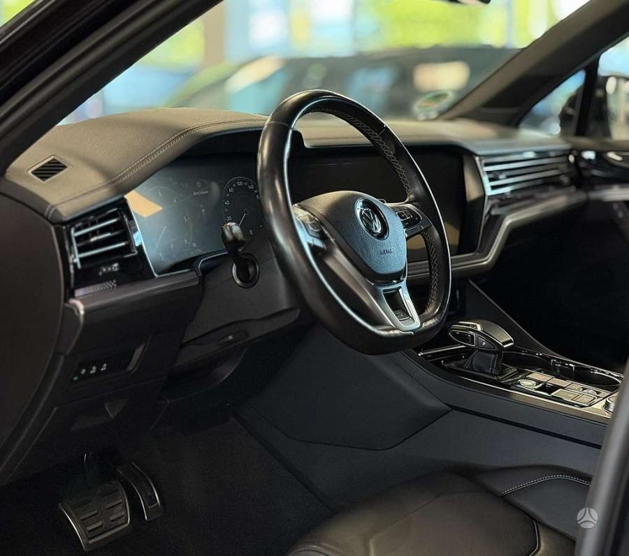 Black Volkswagen Touareg 2019 in Klaipeda, with an engine capacity of 2.97 L and mileage of 269 thousand km for 31950 €, photo 21 on AUTOMOTO.COM.LV