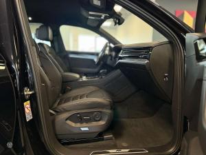Black Volkswagen Touareg 2019 in Klaipeda, with an engine capacity of 2.97 L and mileage of 269 thousand km for 31950 €, photo 31 on AUTOMOTO.COM.LV