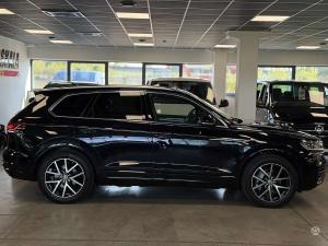 Black Volkswagen Touareg 2019 in Klaipeda, with an engine capacity of 2.97 L and mileage of 269 thousand km for 31950 €, photo 37 on AUTOMOTO.COM.LV
