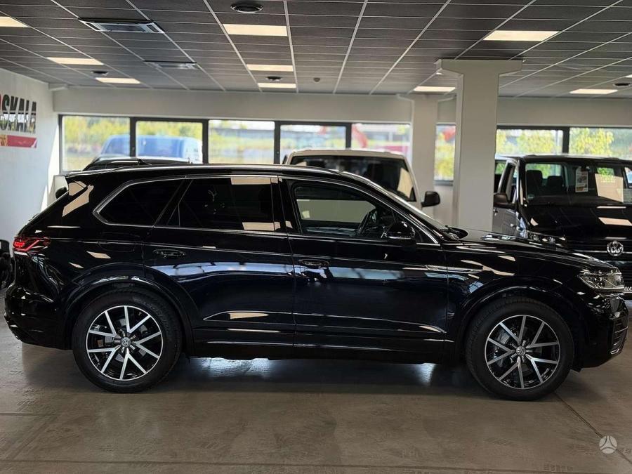 Black Volkswagen Touareg 2019 in Klaipeda, with an engine capacity of 2.97 L and mileage of 269 thousand km for 31950 €, photo 37 on AUTOMOTO.COM.LV