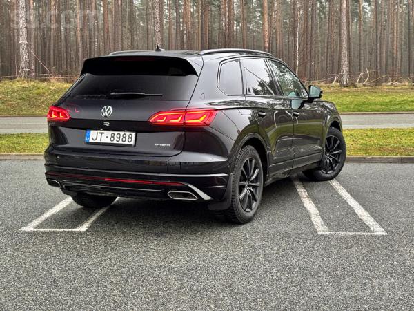 Black Volkswagen Touareg 2020 in Riga, with an engine capacity of 3.00 L and mileage of 124 thousand km for 49350 €, photo 3 on AUTOMOTO.COM.LV