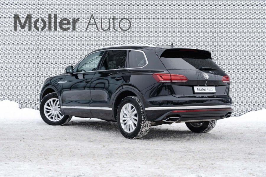 Black Volkswagen Touareg 2020 in Marupe, with an engine capacity of 3.00 L and mileage of 111 thousand km for 28750 €, photo 3 on AUTOMOTO.COM.LV