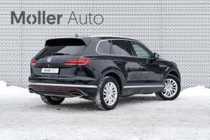 Black Volkswagen Touareg 2020 in Marupe, with an engine capacity of 3.00 L and mileage of 111 thousand km for 28750 €, photo 4 on AUTOMOTO.COM.LV
