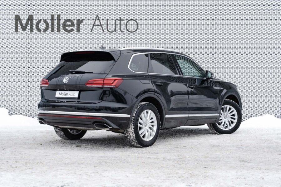 Black Volkswagen Touareg 2020 in Marupe, with an engine capacity of 3.00 L and mileage of 111 thousand km for 28750 €, photo 4 on AUTOMOTO.COM.LV