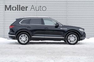 Black Volkswagen Touareg 2020 in Marupe, with an engine capacity of 3.00 L and mileage of 111 thousand km for 28750 €, photo 5 on AUTOMOTO.COM.LV