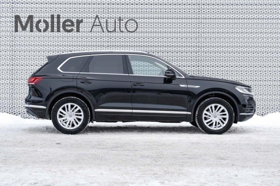 Black Volkswagen Touareg 2020 in Marupe, with an engine capacity of 3.00 L and mileage of 111 thousand km for 28750 €, photo 5 on AUTOMOTO.COM.LV