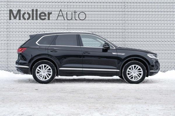 Black Volkswagen Touareg 2020 in Marupe, with an engine capacity of 3.00 L and mileage of 111 thousand km for 28750 €, photo 5 on AUTOMOTO.COM.LV