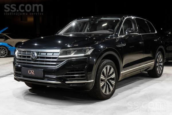 Black Volkswagen Touareg 2020 in Riga, with an engine capacity of 3.00 L and mileage of 199 thousand km for 21900 €, photo 1 on AUTOMOTO.COM.LV