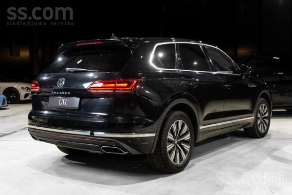 Black Volkswagen Touareg 2020 in Riga, with an engine capacity of 3.00 L and mileage of 199 thousand km for 21900 €, photo 4 on AUTOMOTO.COM.LV