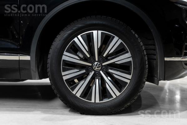 Black Volkswagen Touareg 2020 in Riga, with an engine capacity of 3.00 L and mileage of 199 thousand km for 21900 €, photo 7 on AUTOMOTO.COM.LV