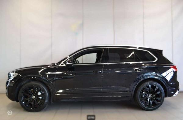 Black Volkswagen Touareg 2021 in Vilnius, with an engine capacity of 2.97 L and mileage of 128 thousand km for 51000 €, photo 2 on AUTOMOTO.COM.LV