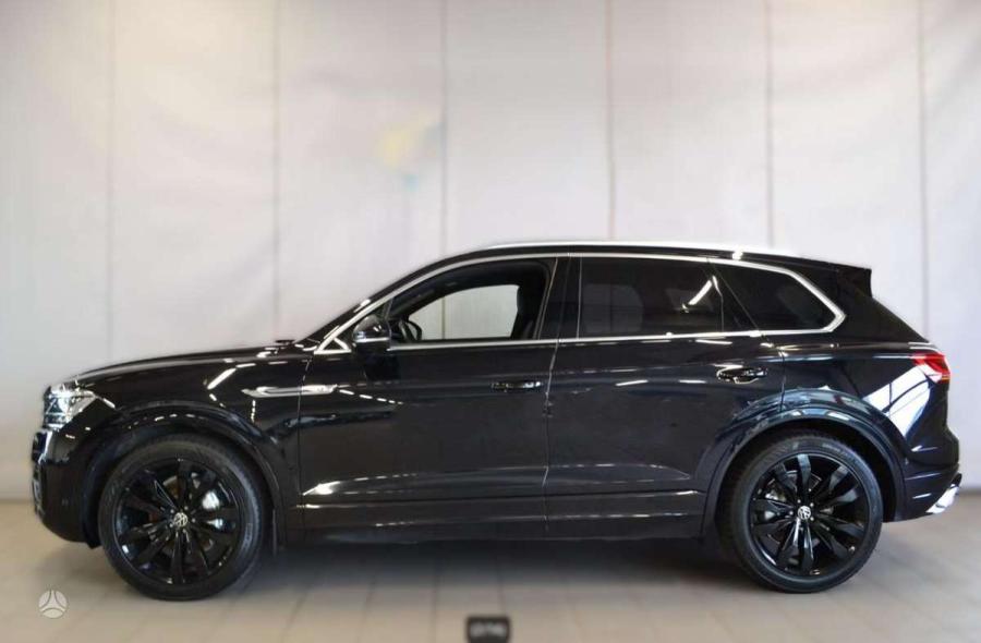 Melns Volkswagen Touareg 2021 Viļņa, ar dzinēja tilpumu 2.97 L un nobraukumu 128 tūkst. km par 51000 €, foto 2 vietnē AUTOMOTO.COM.LV