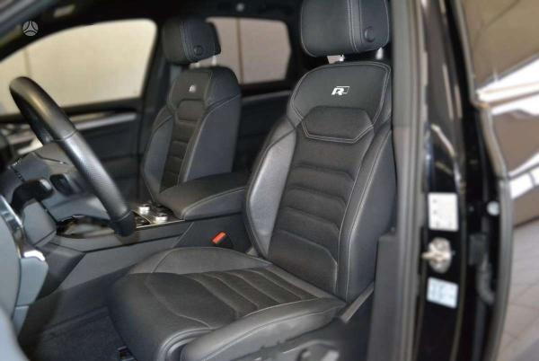 Black Volkswagen Touareg 2021 in Vilnius, with an engine capacity of 2.97 L and mileage of 128 thousand km for 51000 €, photo 3 on AUTOMOTO.COM.LV