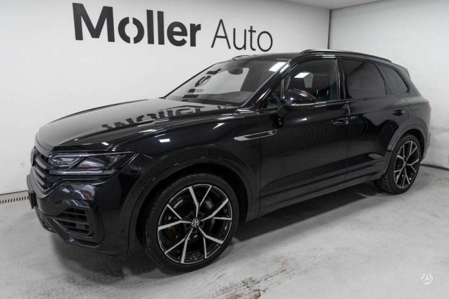 Melns Volkswagen Touareg 2021 Viļņa, ar dzinēja tilpumu 3.00 L un nobraukumu 130 tūkst. km par 48900 €, foto 2 vietnē AUTOMOTO.COM.LV